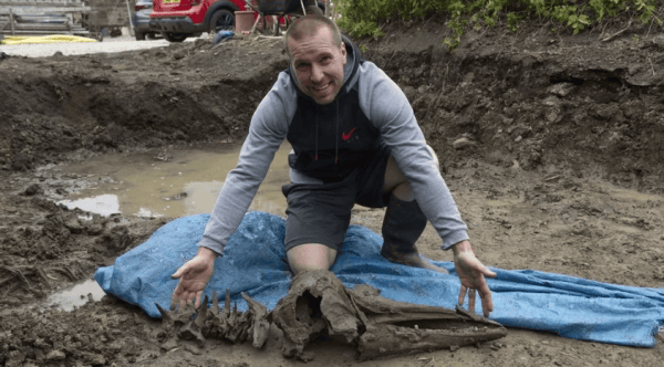 Hombre encuentra el fósil de un delfín de 8 mil años mientras ...